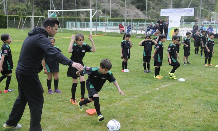 Andes on line | Colbún inaugura escuela de fútbol 2017 con ...