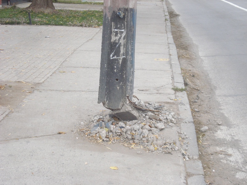 Andes on line | Poste se encuentra a punto de caer sobre viviendas de ...