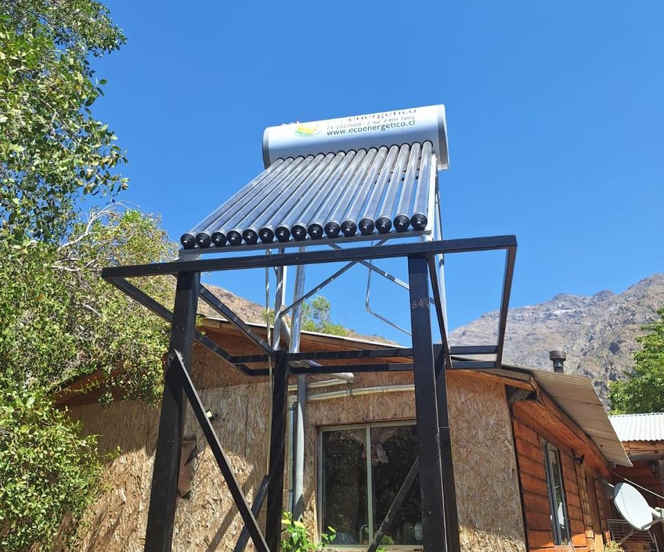 Andes on line | Vecinos de Riecillo reciben paneles termosolares para ...